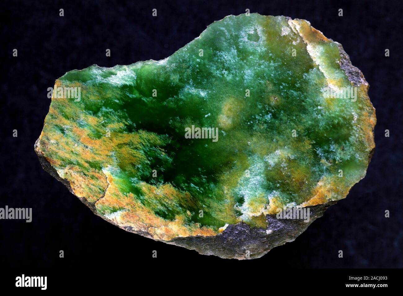 Nephrit Kristalle. Nephrit ist eine von zwei Arten bekannt als Mineral ...