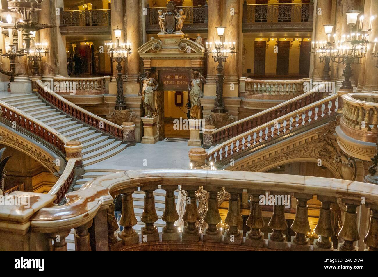 Opera garnier paris stairs -Fotos und -Bildmaterial in hoher Auflösung ...
