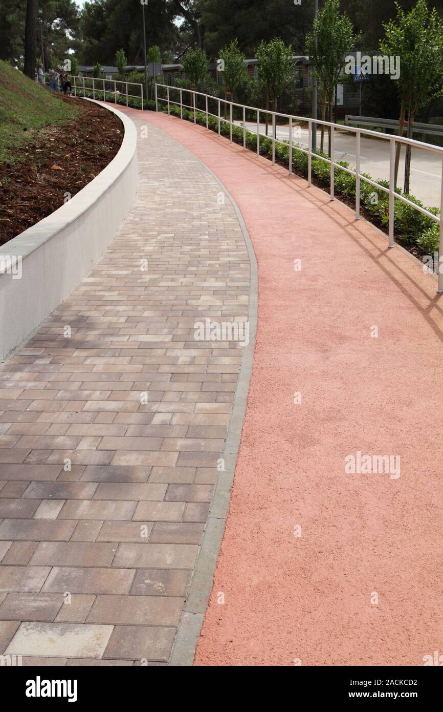 Markierter gehweg -Fotos und -Bildmaterial in hoher Auflösung – Alamy