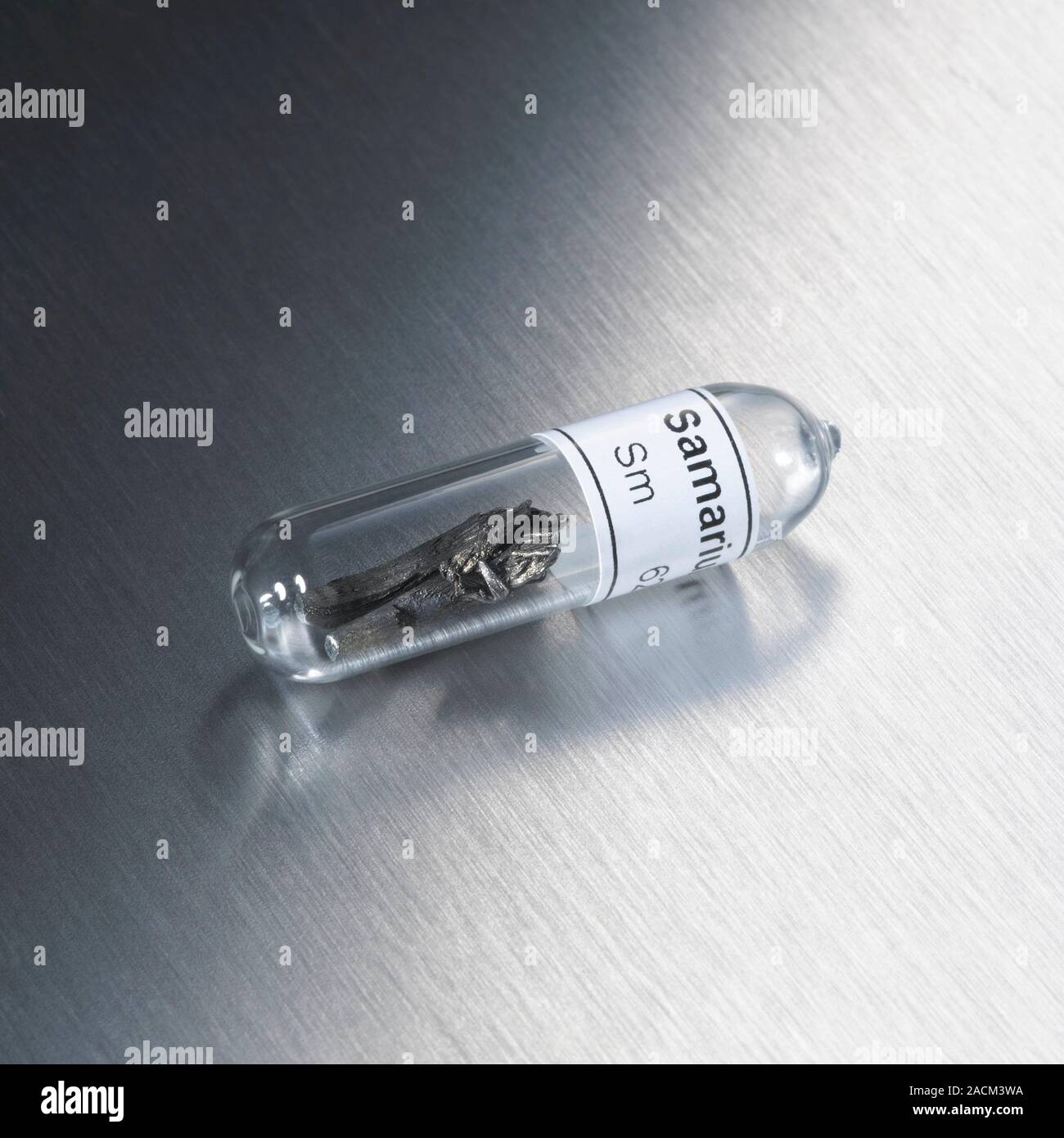 Samarium. Durchstechflasche mit Proben der seltenen Erden metall ...