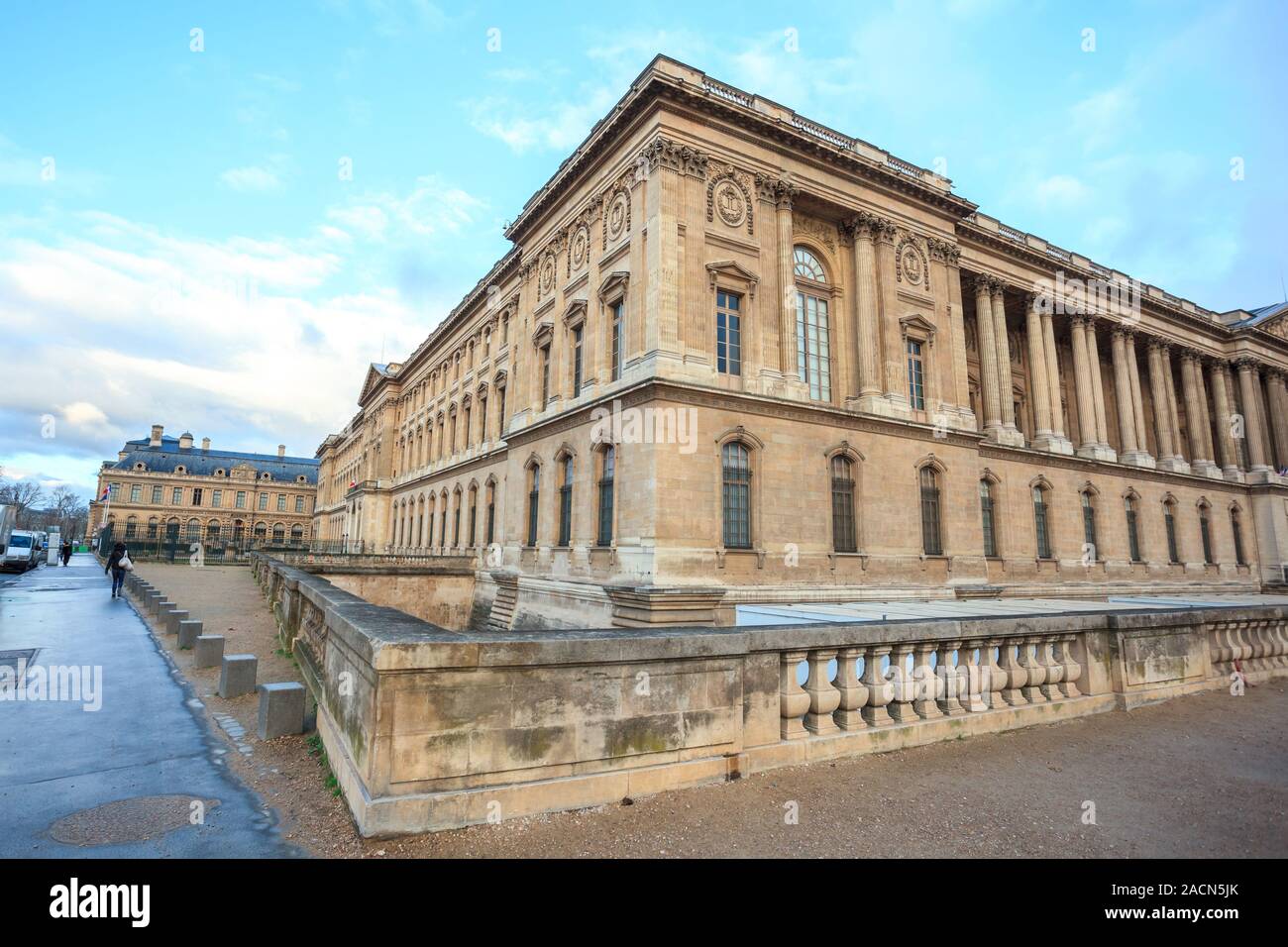 Der Louvre ist der weltweit größte Art Museum und ein historisches ...