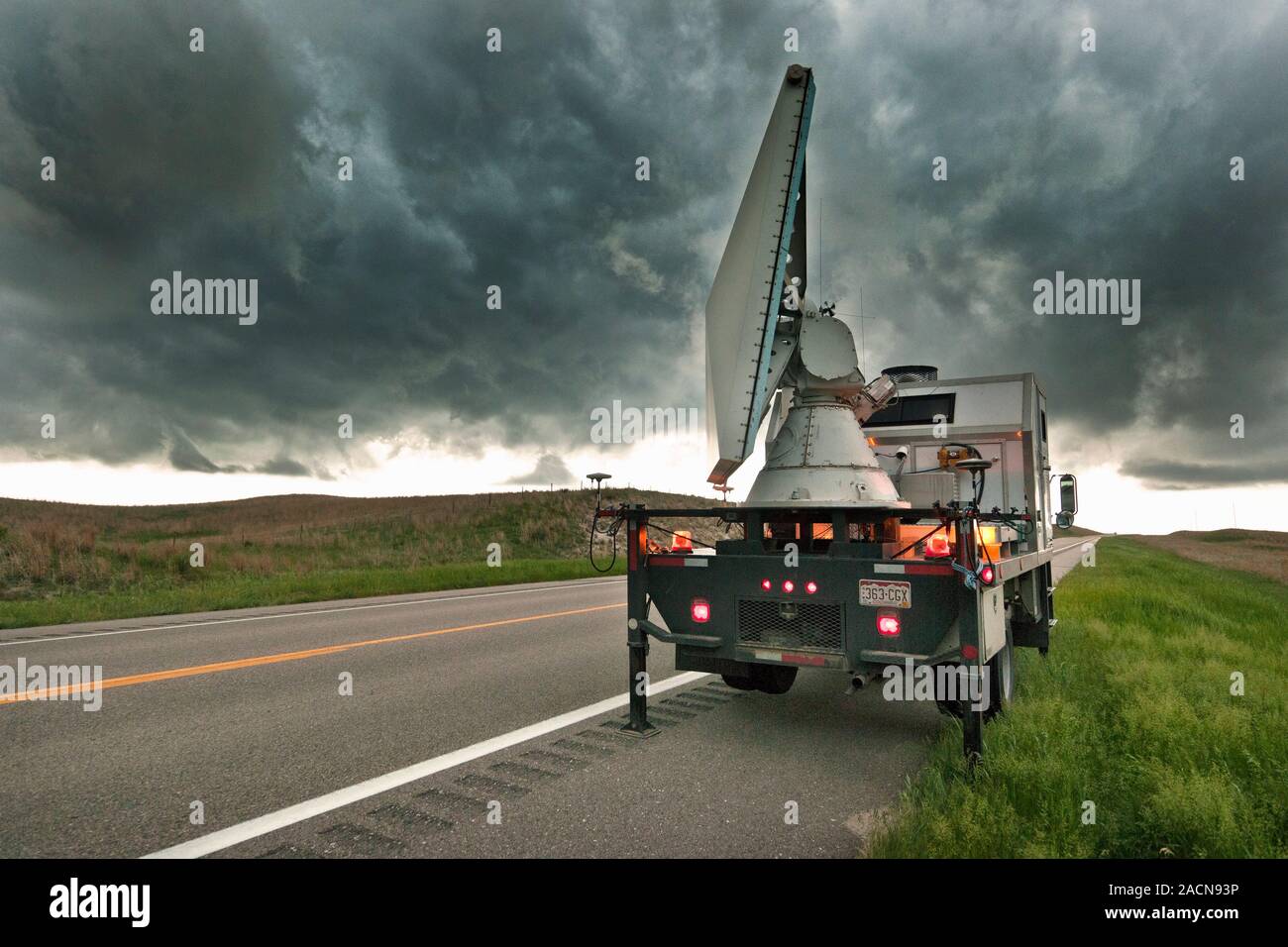 Sturm jagen. Multi-beam Rapid-Scan Doppler auf Rädern (DOW) portable Wetterradar Lkw scannen ...