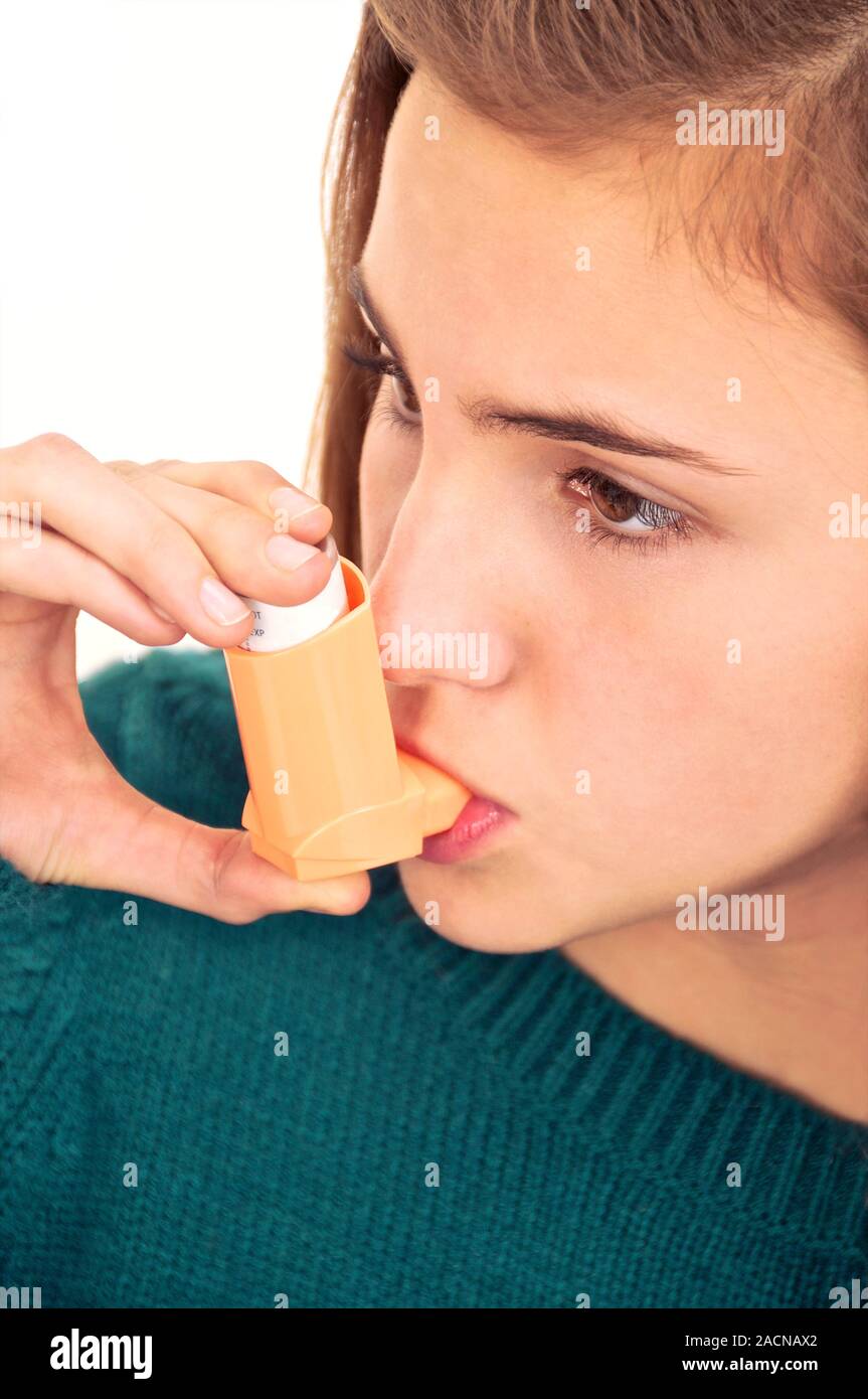Asthma Inhalator verwenden. Junges Mädchen mit einem Inhalator einen ...