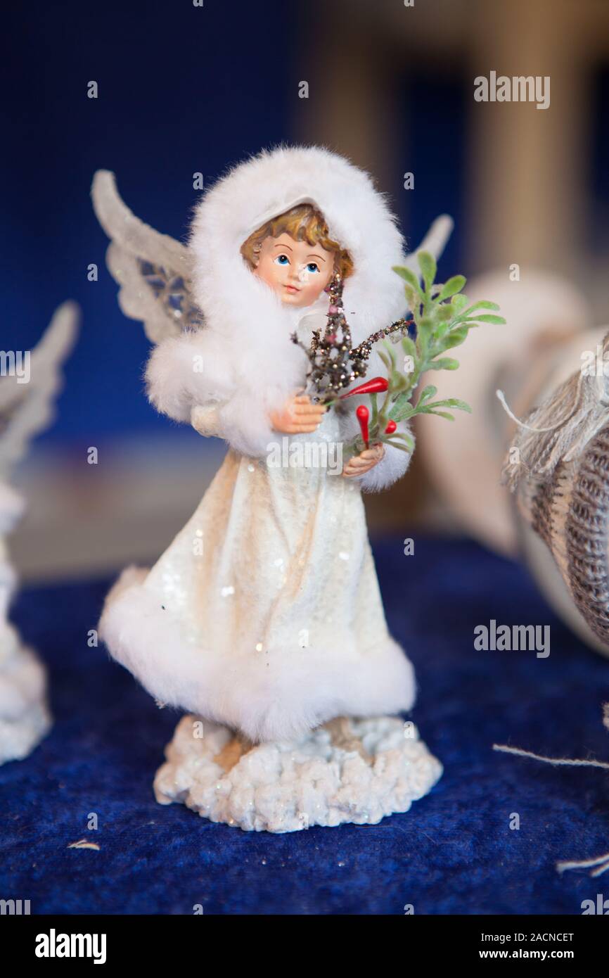 Kleiner weißer engel -Fotos und -Bildmaterial in hoher Auflösung – Alamy