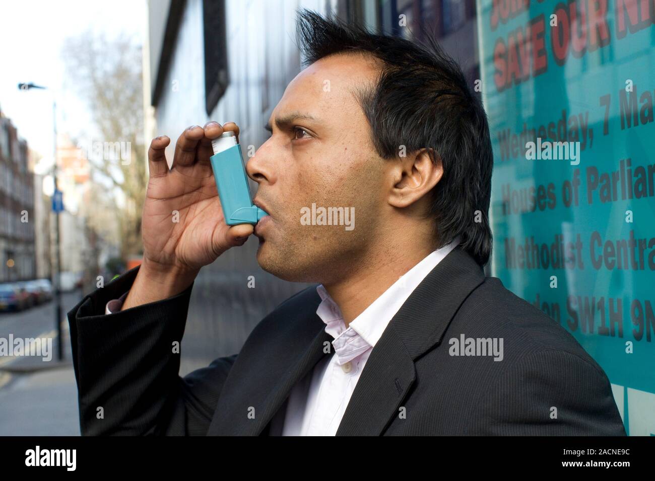 Asthma Inhalator verwenden. Mann mit einem Inhalator einen Asthmaanfall ...