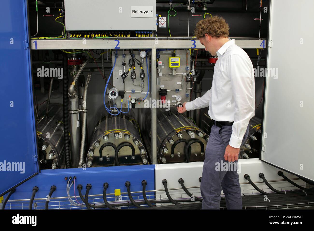 Elektrolyseur. Man Kontrolle eines Elektrolyseurs. Dieses Gerät ...