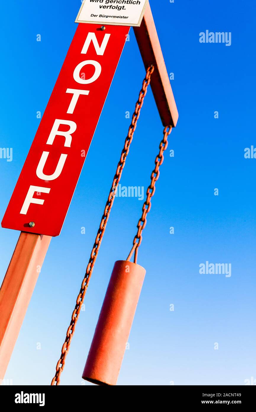 Schild mit Schriftzug Notruf Stockfotografie - Alamy