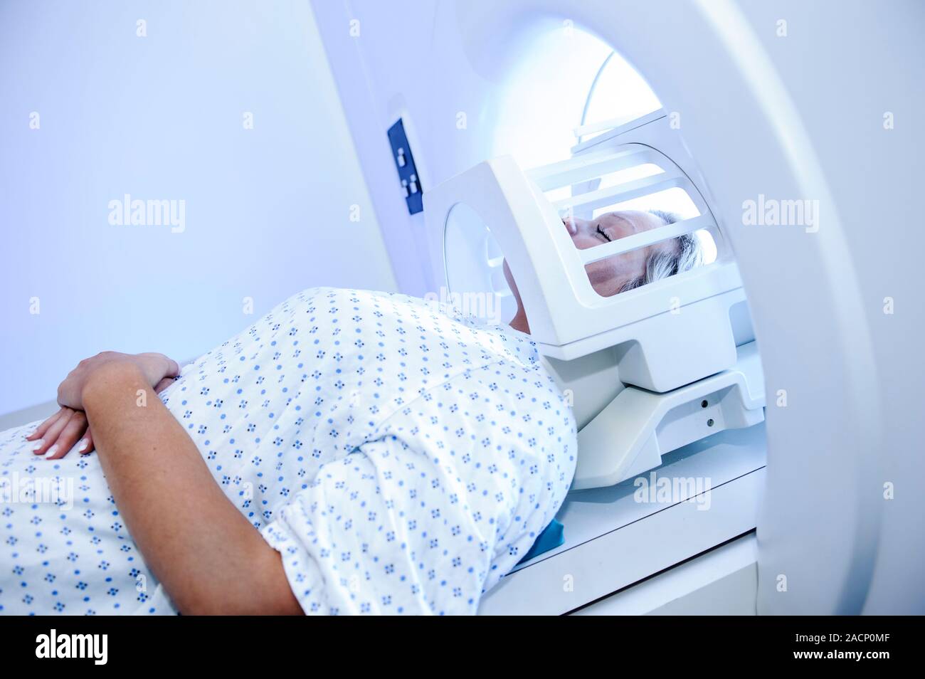 Mrt-Scan. Weibliche Patienten in einem MRT (Magnetresonanztomographie ...