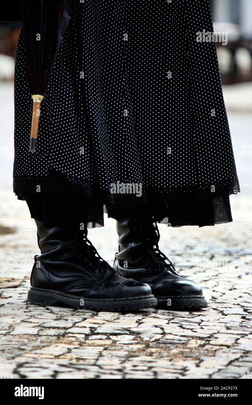 Gothic girl feet -Fotos und -Bildmaterial in hoher Auflösung – Alamy