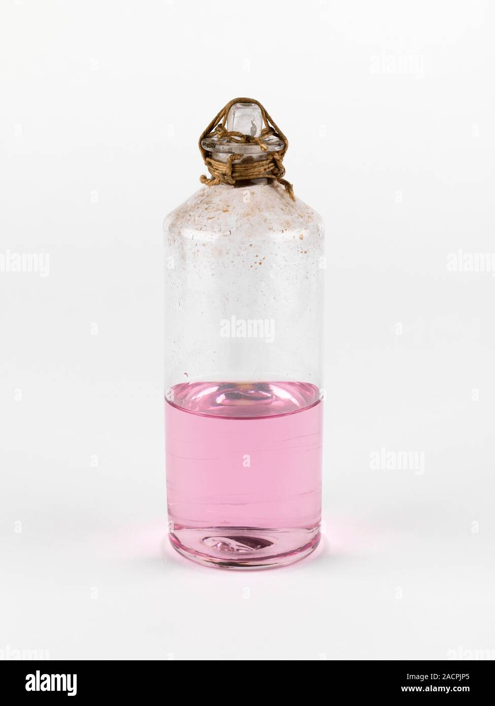 Gold Kolloid. Eine Flasche enthält ein Muster für einen gold Kolloid ...