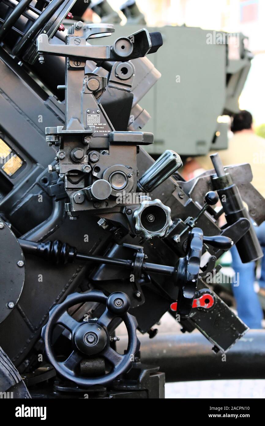 Armored howitzer -Fotos und -Bildmaterial in hoher Auflösung – Alamy