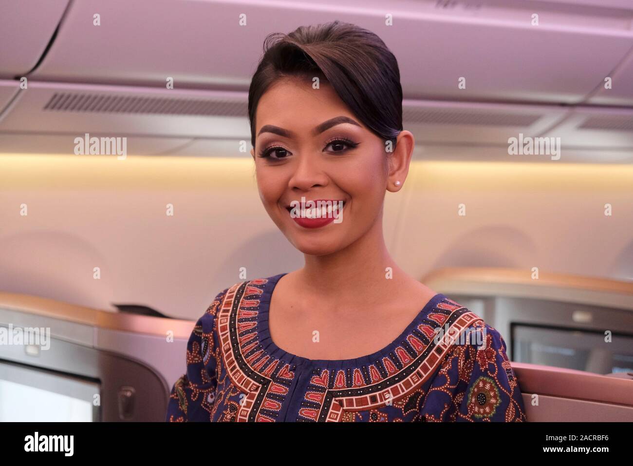 Ein Flugbegleiter steht in der Business Class Kabine eines Airbus A350 ...