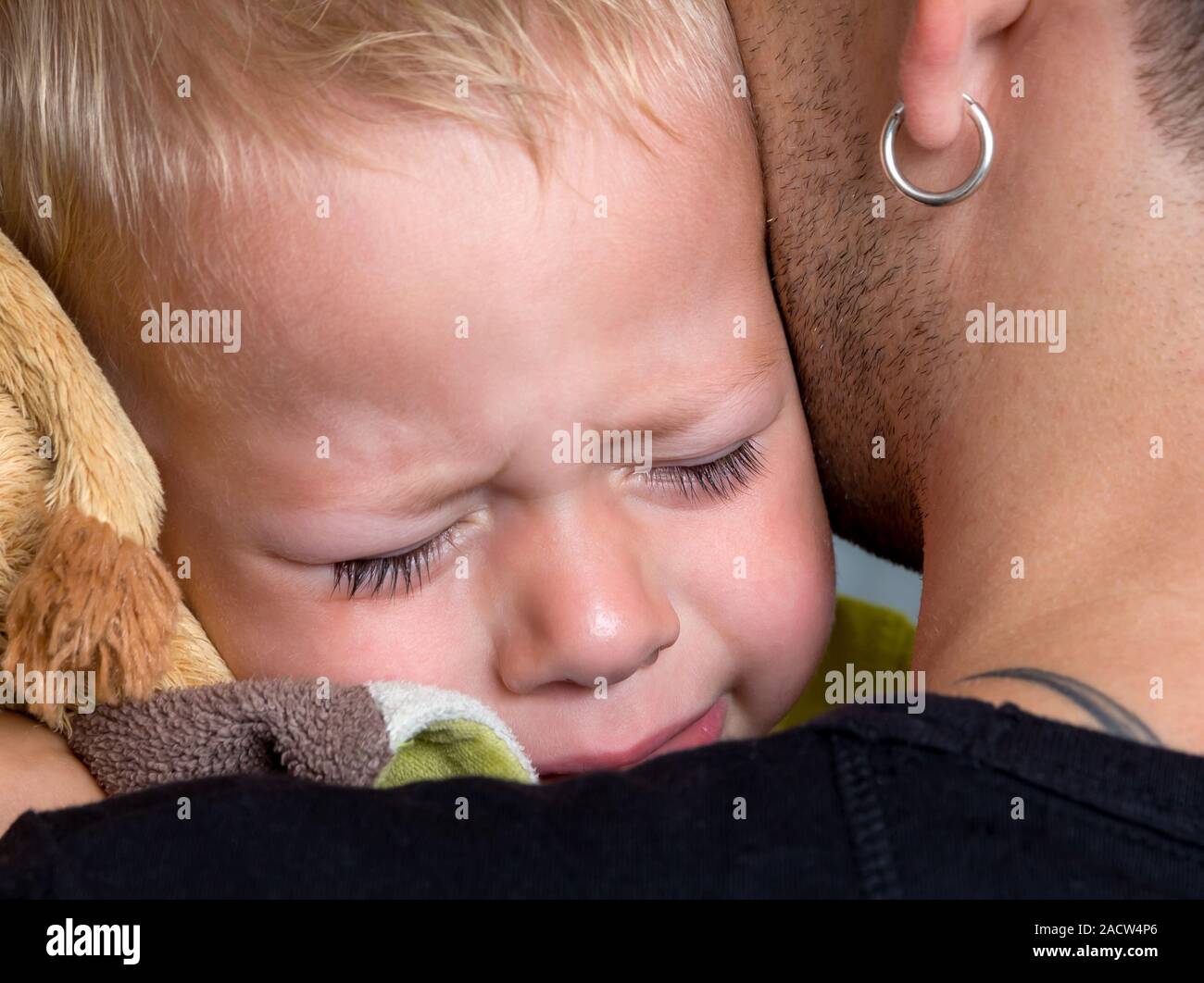 Kind traurig -Fotos und -Bildmaterial in hoher Auflösung – Alamy