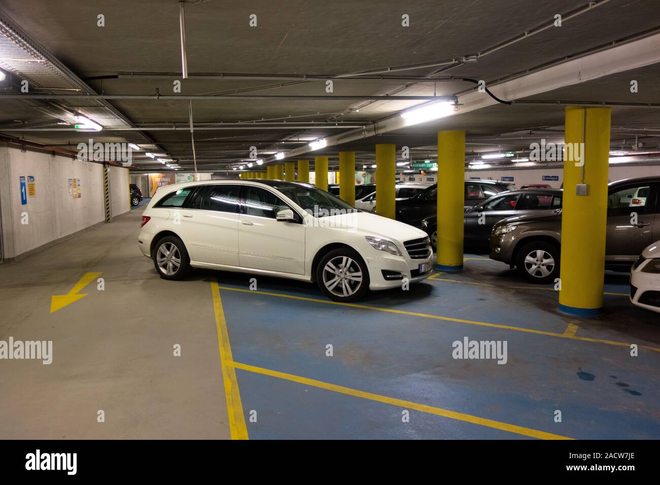 Schlecht geparkt -Fotos und -Bildmaterial in hoher Auflösung – Alamy