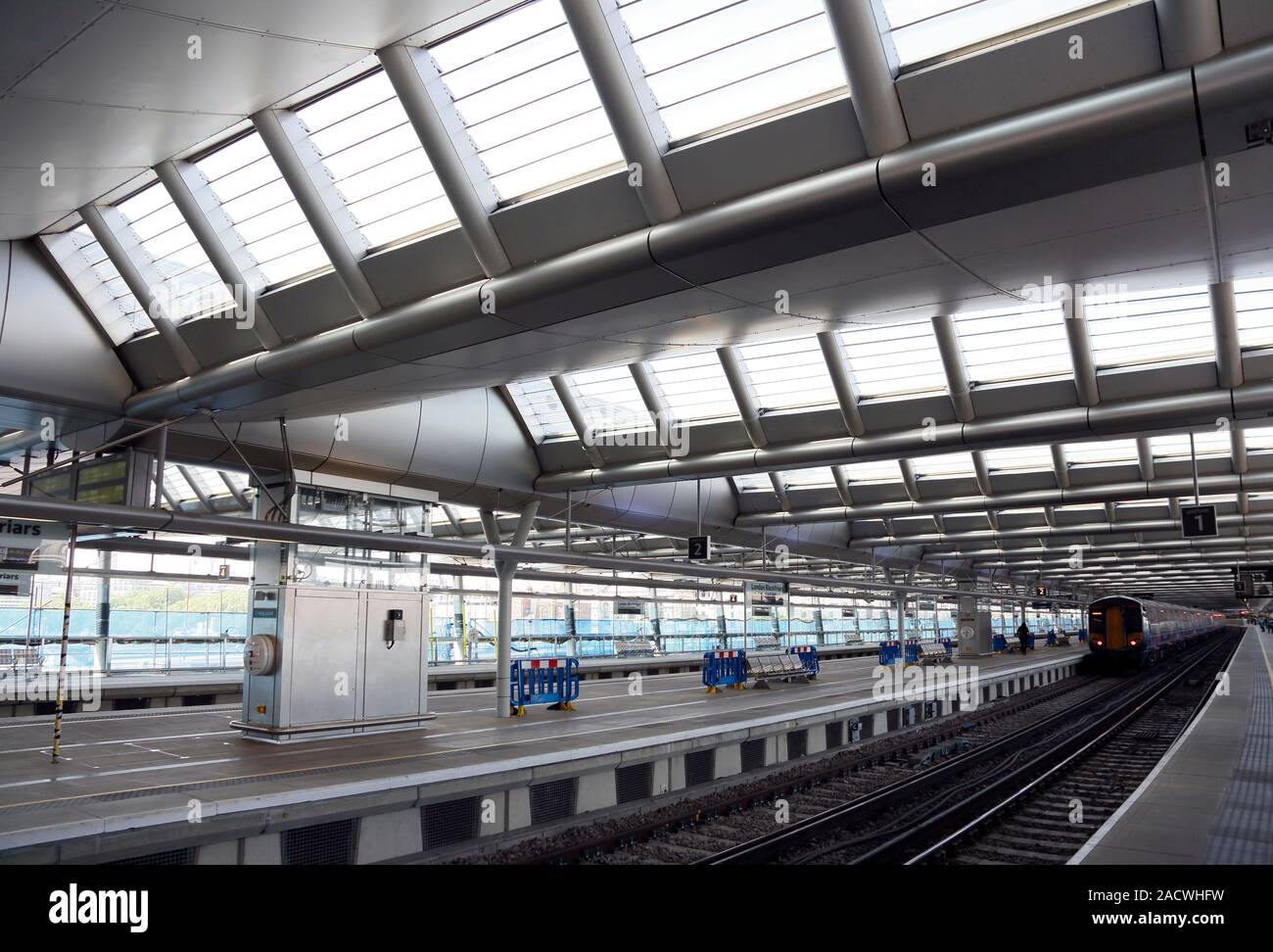 Solarelemente an Blackfriars Bridge, London, UK. Diese Brücke und der ...