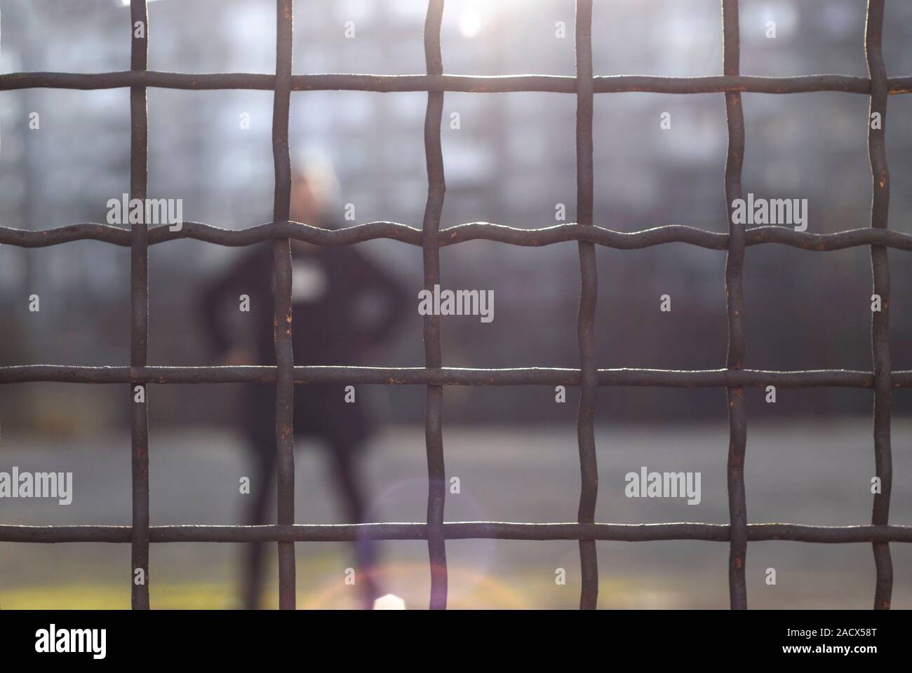 Die Hände des Gefangenen auf einem stahlgitter Nahaufnahme der Gefangene, hinter Gittern, hält ...