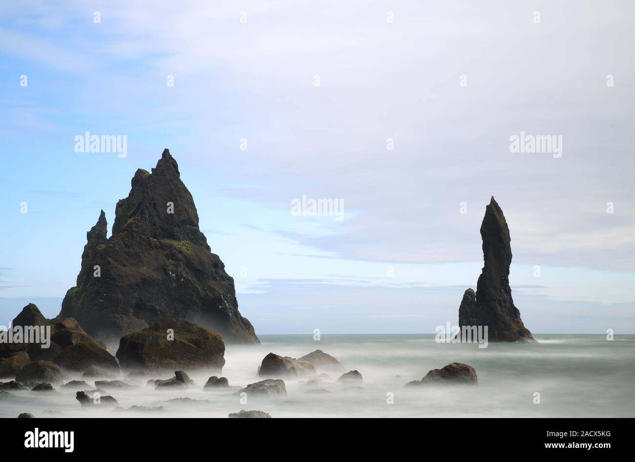 Legende von reynisdrangar -Fotos und -Bildmaterial in hoher Auflösung ...