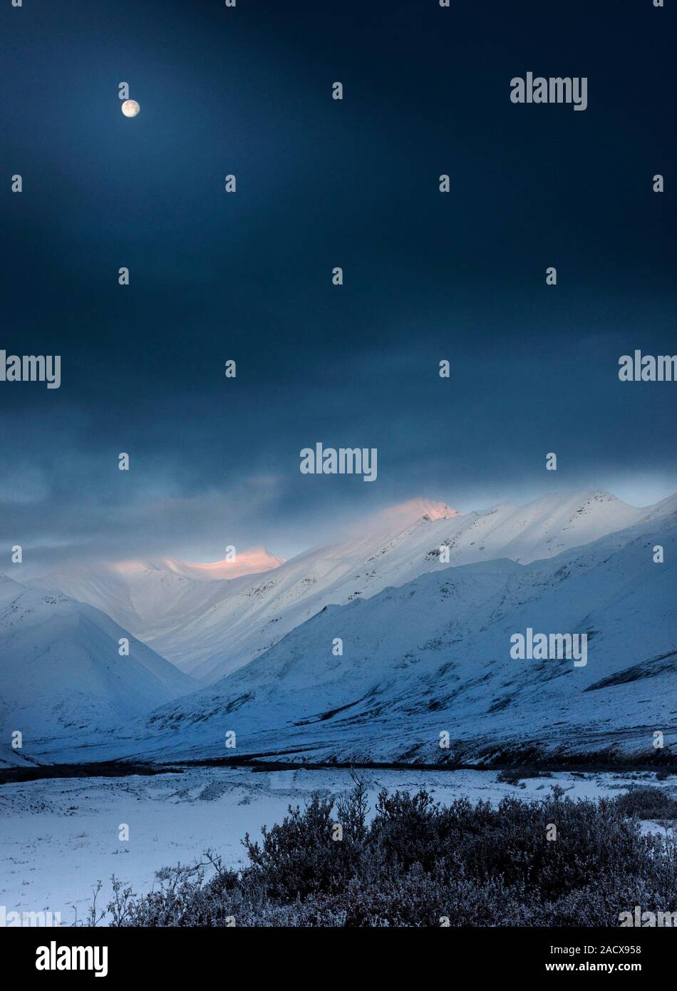 Mond über Atigun Pass im nördlichen Alaska steigt. Atigun Pass ist der ...