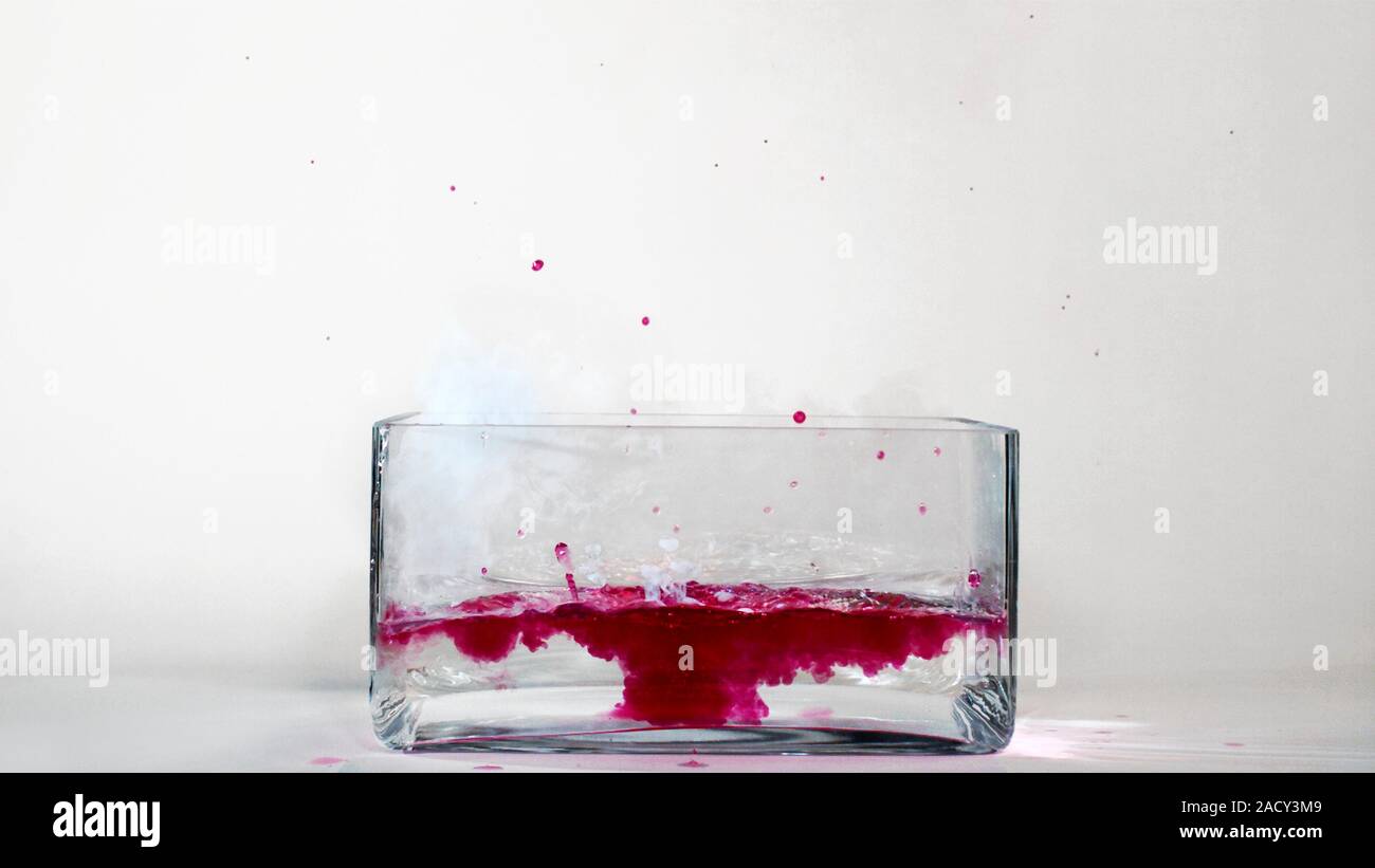 Rubidium reagiert mit Wasser (6 von 6). Rubidium (Rb) ist ein hoch ...