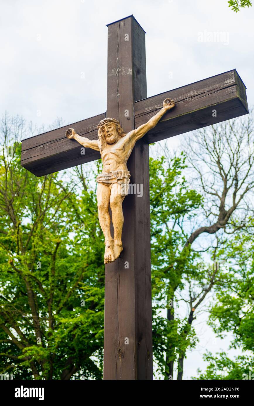 Der gekreuzigte Jesus Christus am Kreuz hängend am Straßenrand Stockfotografie - Alamy