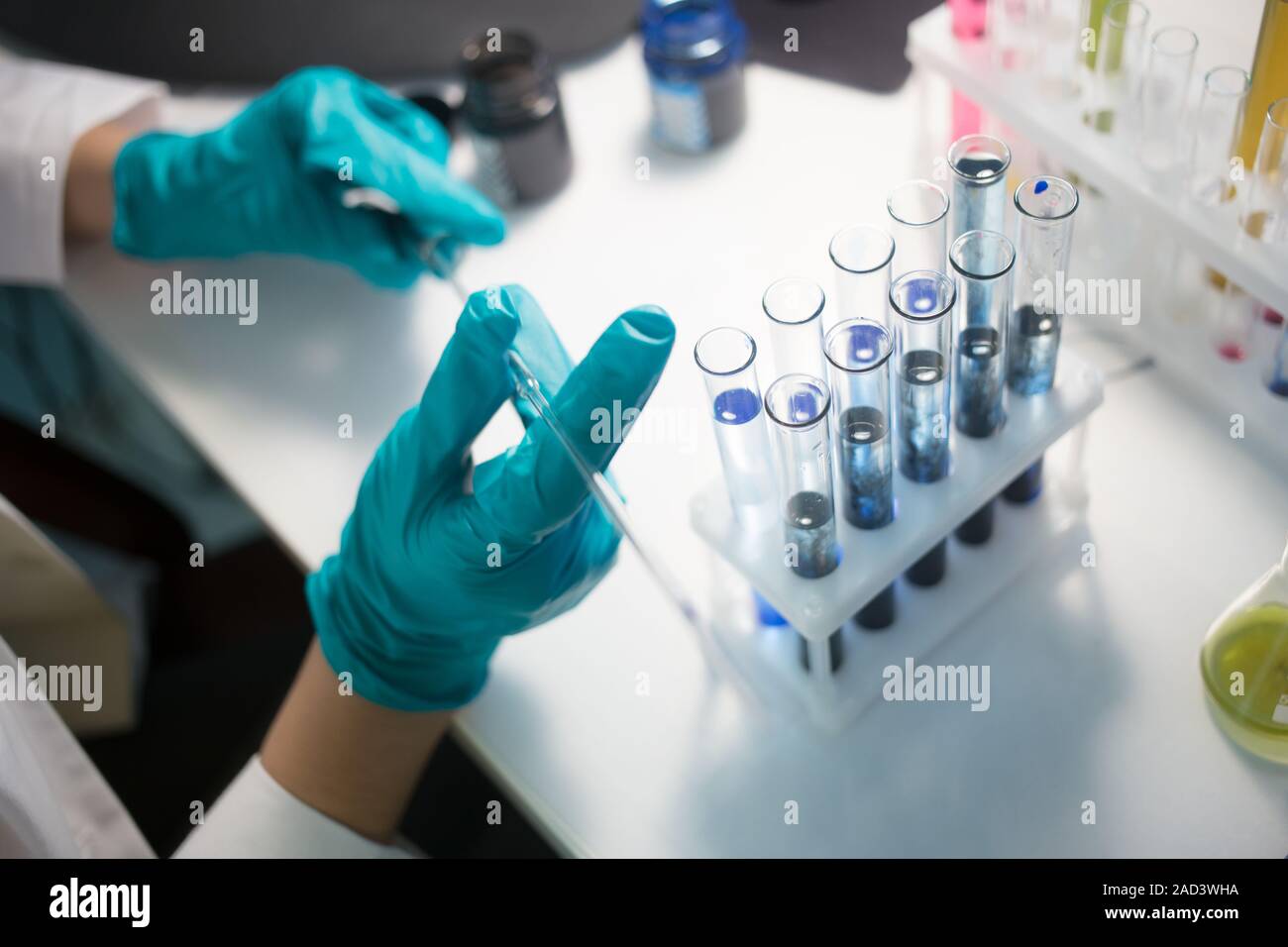 Chemische experimente -Fotos und -Bildmaterial in hoher Auflösung – Alamy