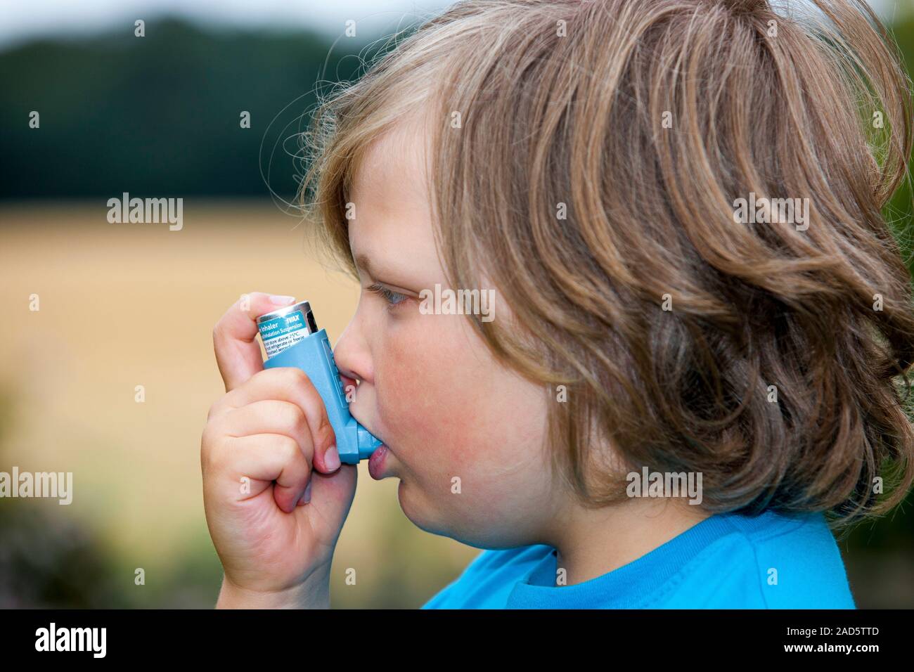Acht Jahre alten Jungen mit einem Inhalator einen Asthmaanfall zu ...