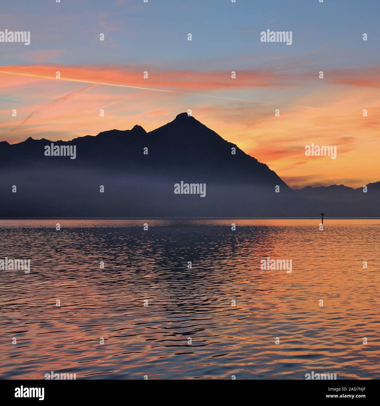 Überblick über den Berg Niesen. Bunter Himmel über dem Thunersee. Szene ...