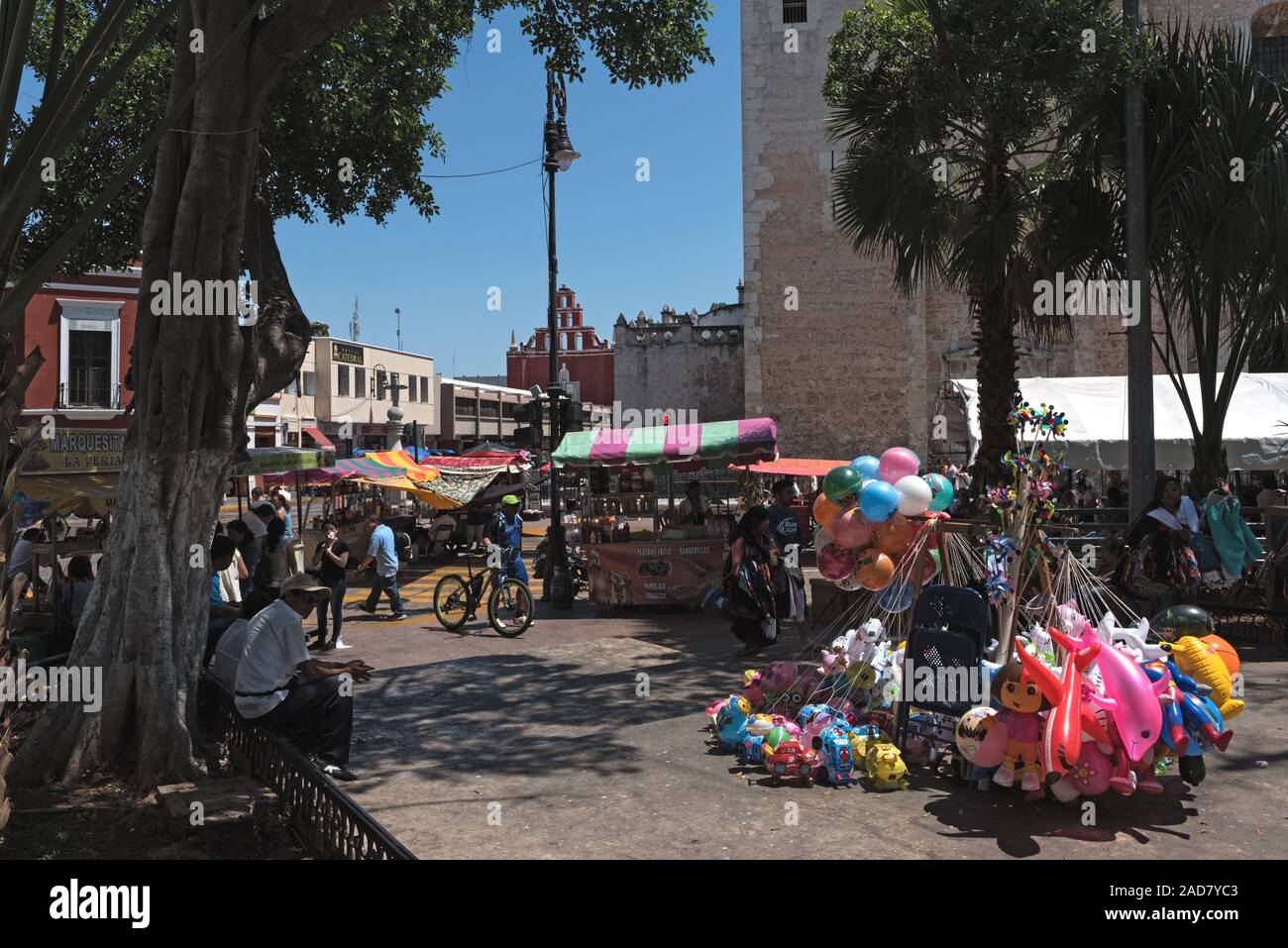 Stände an der Street Festival in der Plaza de la Independencia en ...