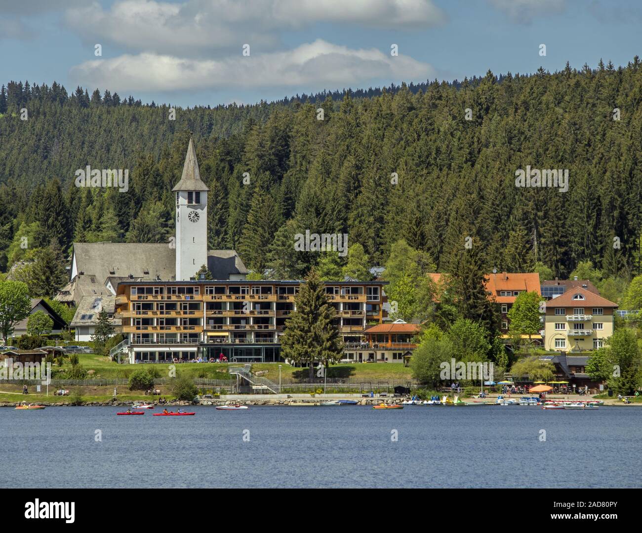 Der Titisee mit Hotel Gebäude und Kirche Christkönig, Titisee-Neustadt ...