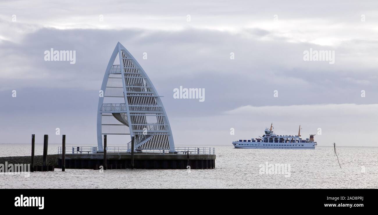 Aussichtsturm auf den Hafen und die Abfahrt der Fähre ...