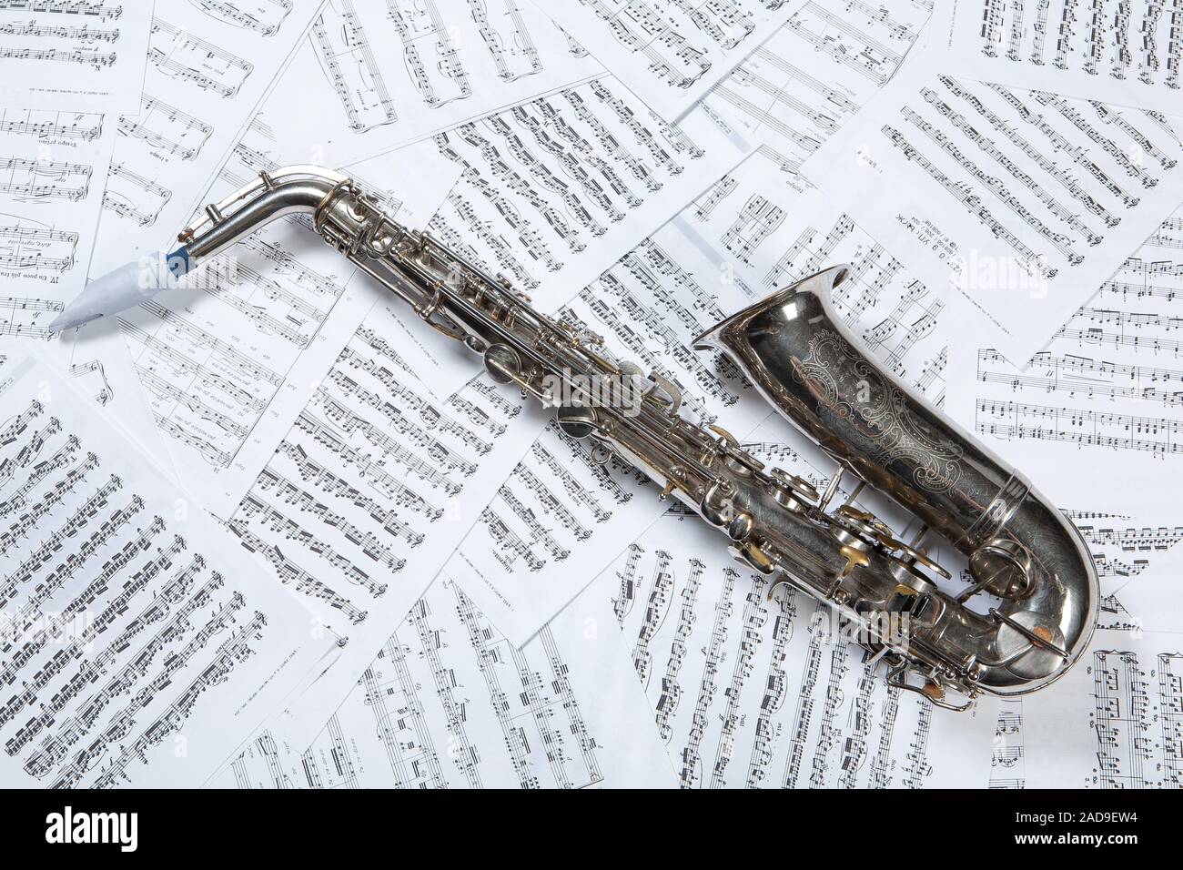 Saxophon mit noten Stockfotos und -bilder Kaufen - Alamy
