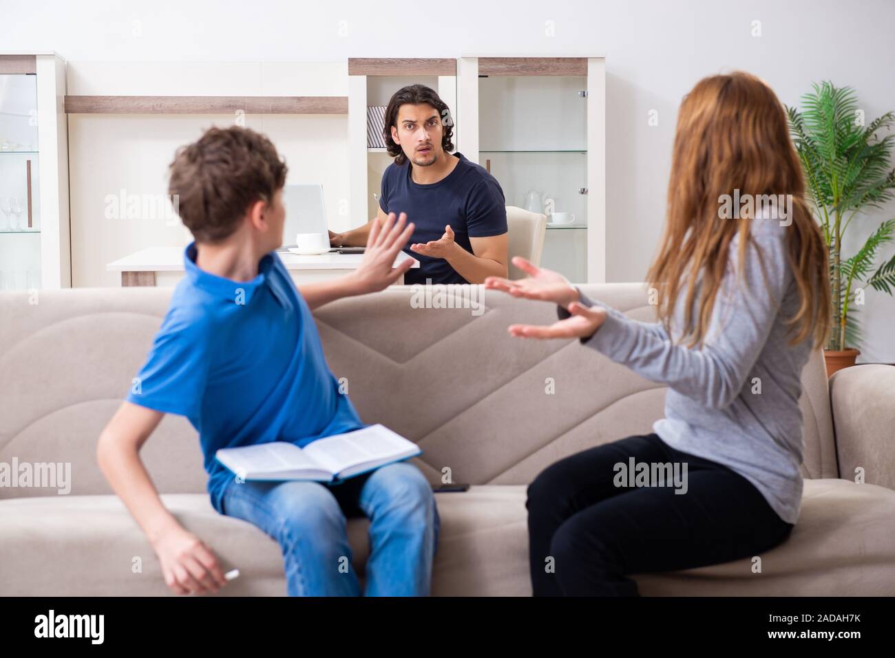 Konzept der Minderjährige Rauchen mit Jungen und Familie ...