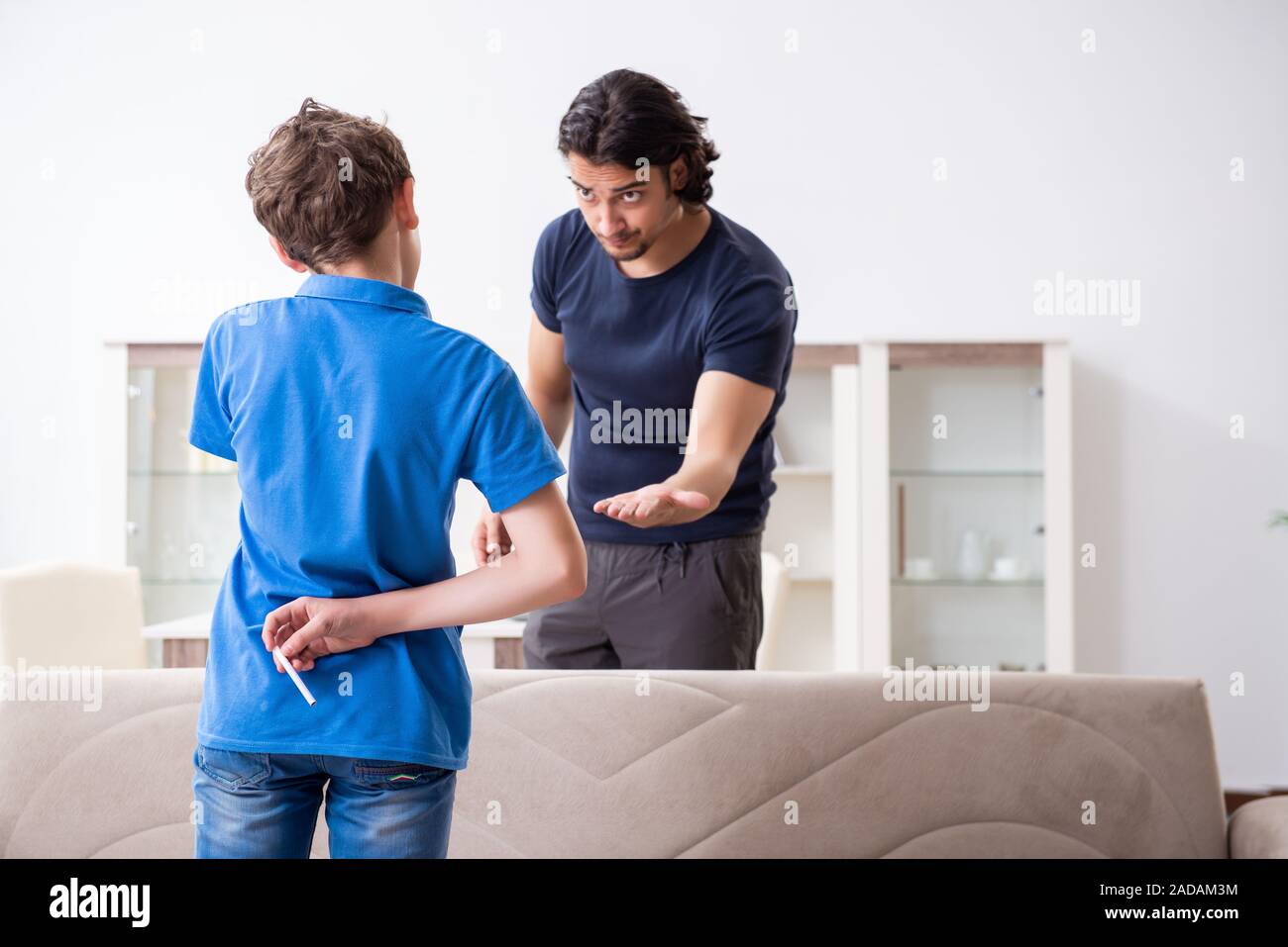 Konzept der Minderjährige Rauchen mit Jungen und Familie ...