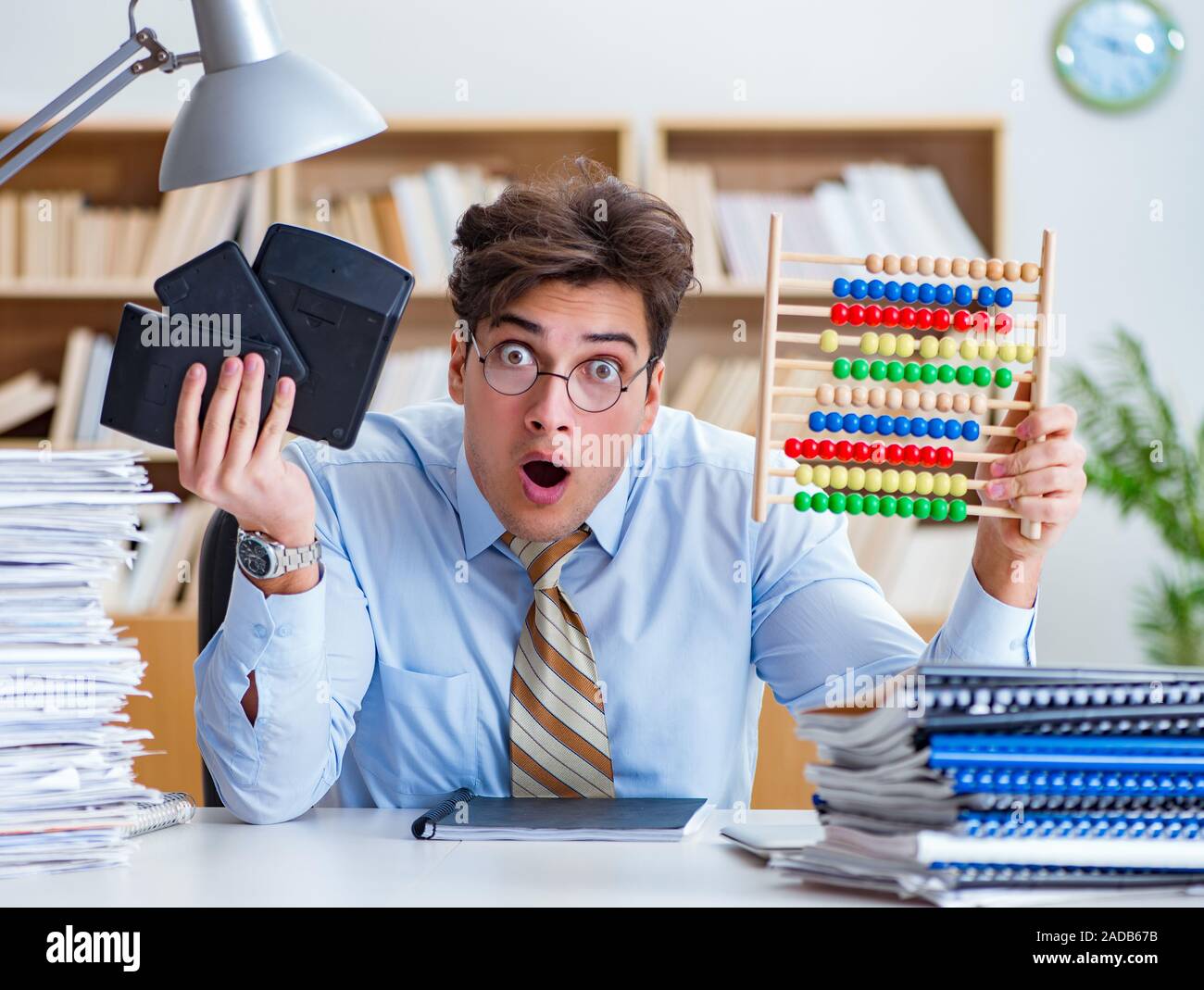 Lustige Buchhalter Buchhalter die Arbeit im Büro Stockfotografie - Alamy