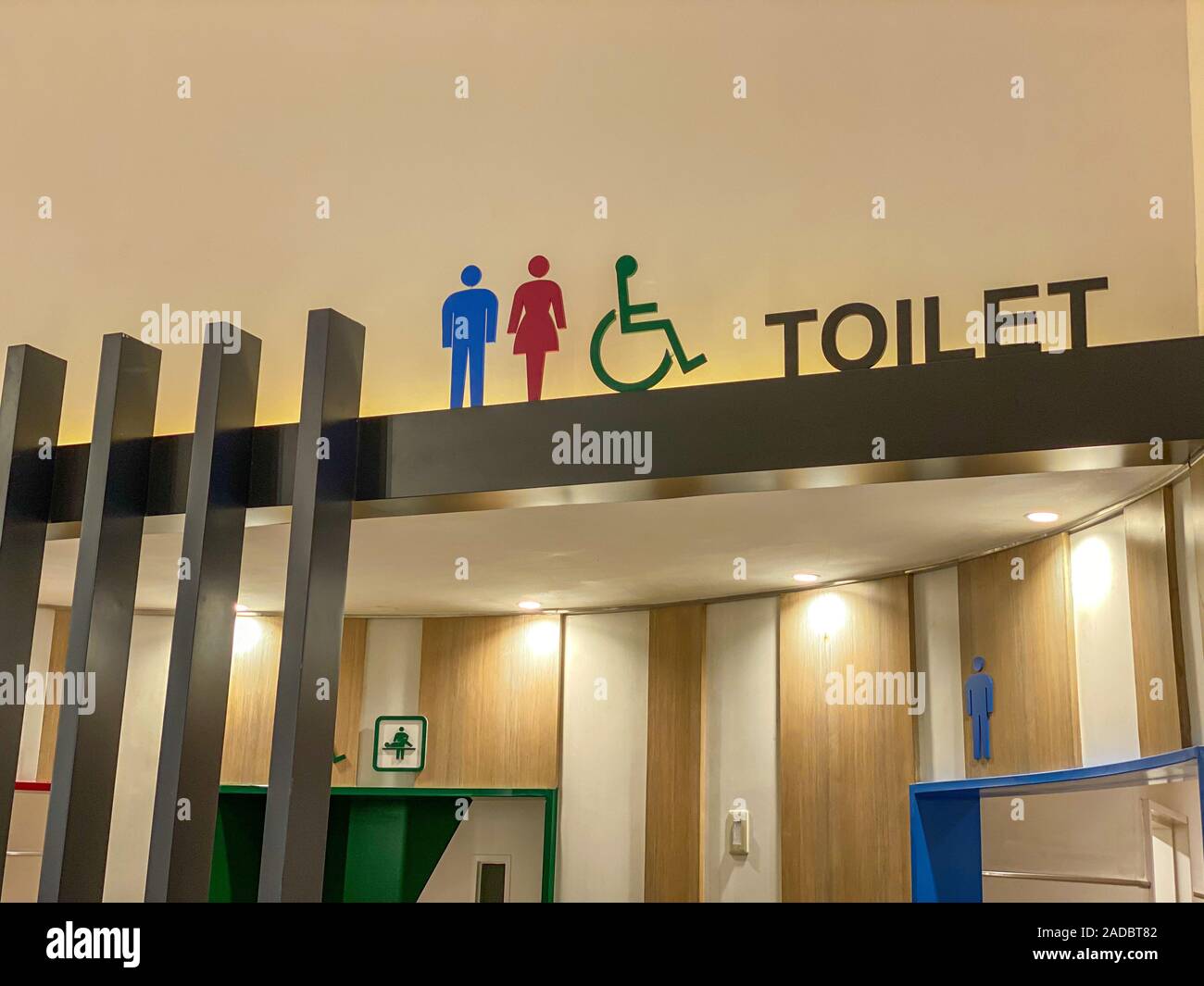 Öffentliche wc Schilder in verschiedenen Farben in der Shopping Mall ...