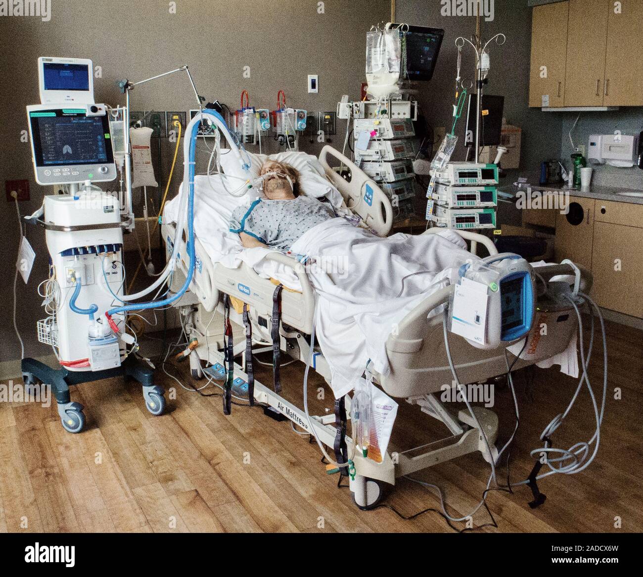 Auf der Intensivstation Patienten. Dieser Patient wurde mit mehreren ...
