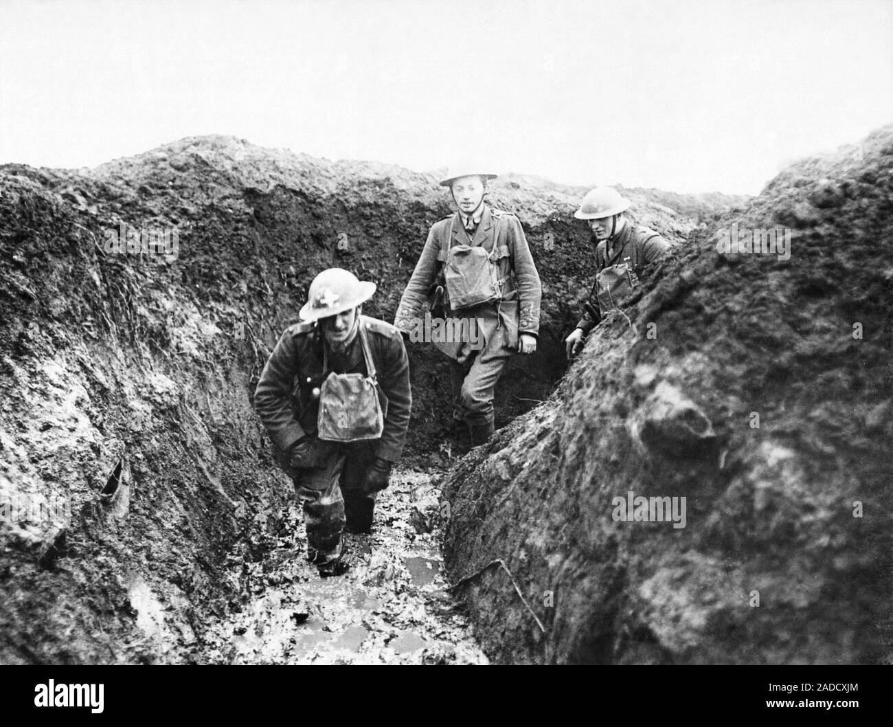 Britische Soldaten in schlammigen Schützengräben, Ersten Weltkrieg ...