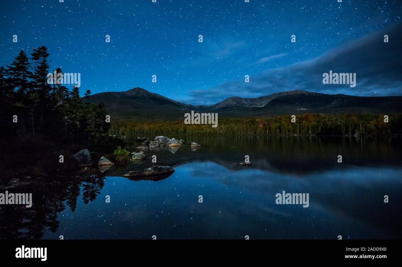 Sterne über Mount Katahdin. Blick auf Sandy Stream Teich Richtung Mount ...