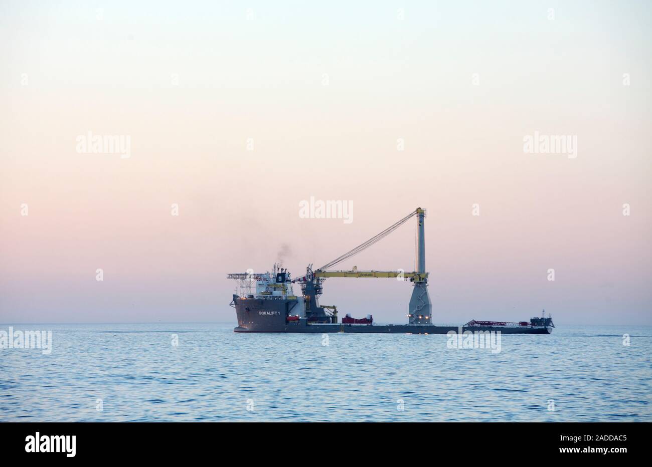 Selbstfahrende Kran Schiff. Ansicht des Bokalift 1 selbstfahrende Kran ...