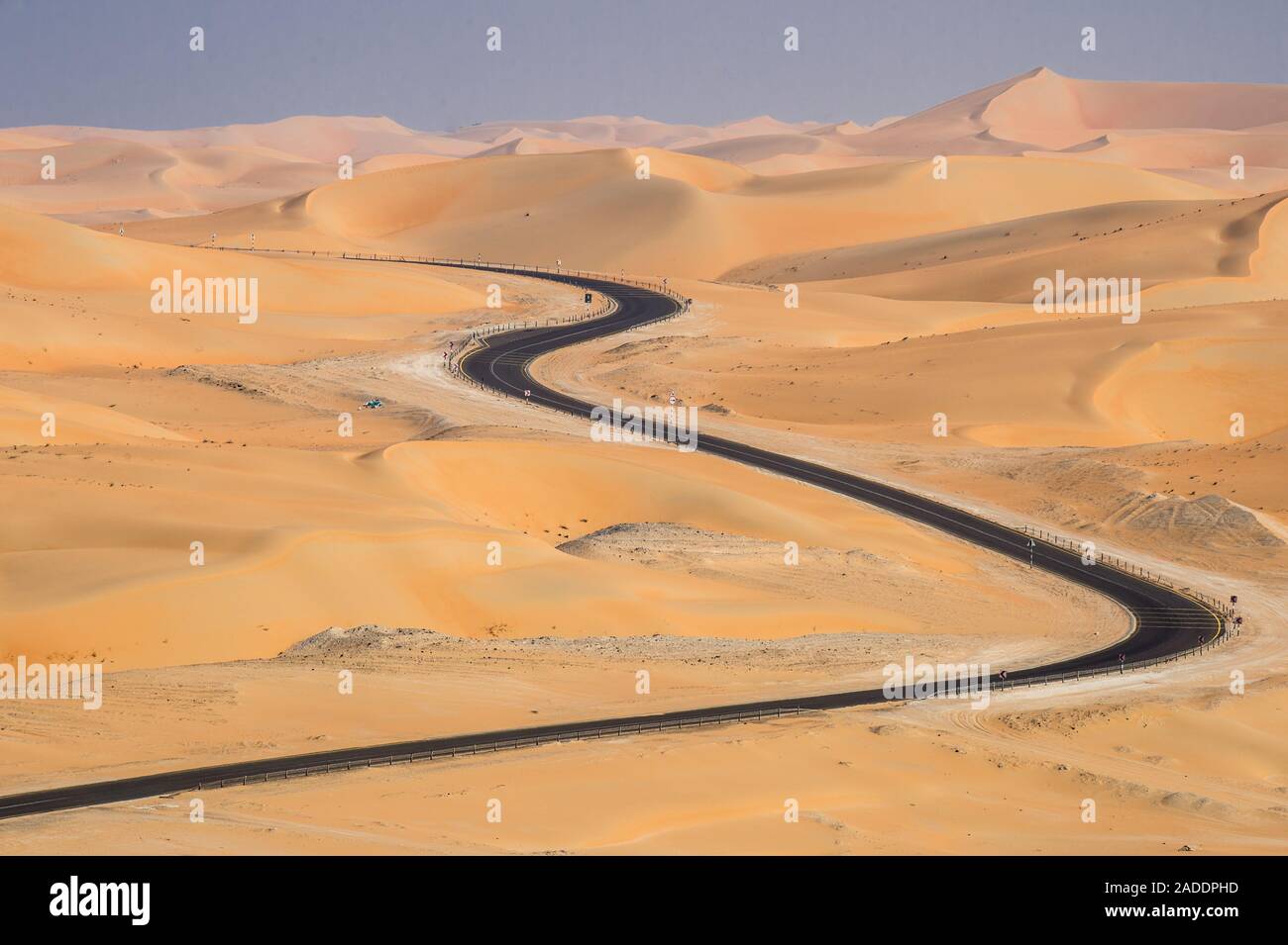 Straße durch die Wüste. Das Leere Viertel (Rub' al Khali) der ...