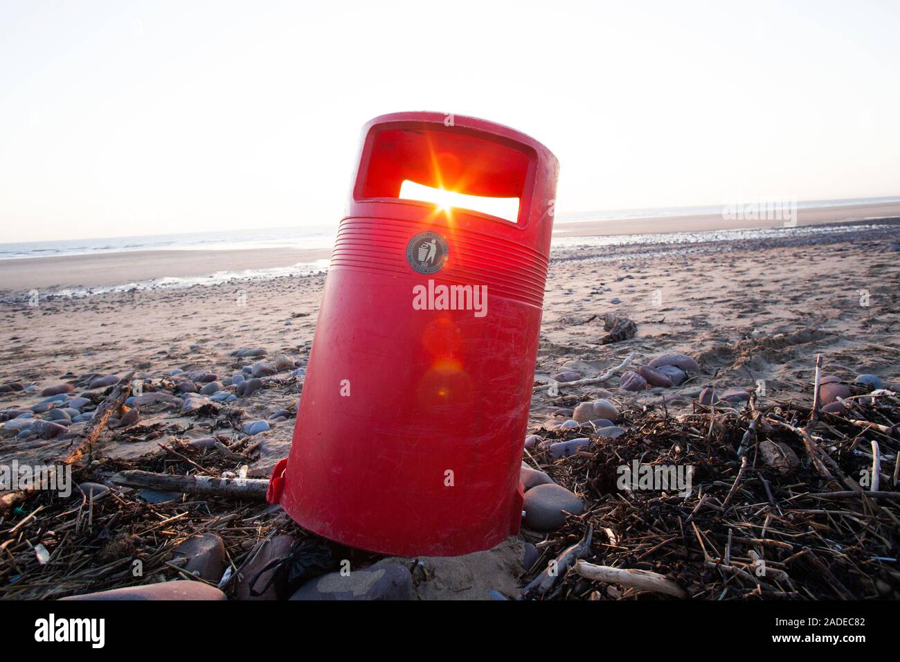 Angeschwemmten Papierkorb am Strand. Red Abfallbehälter gewaschen von ...
