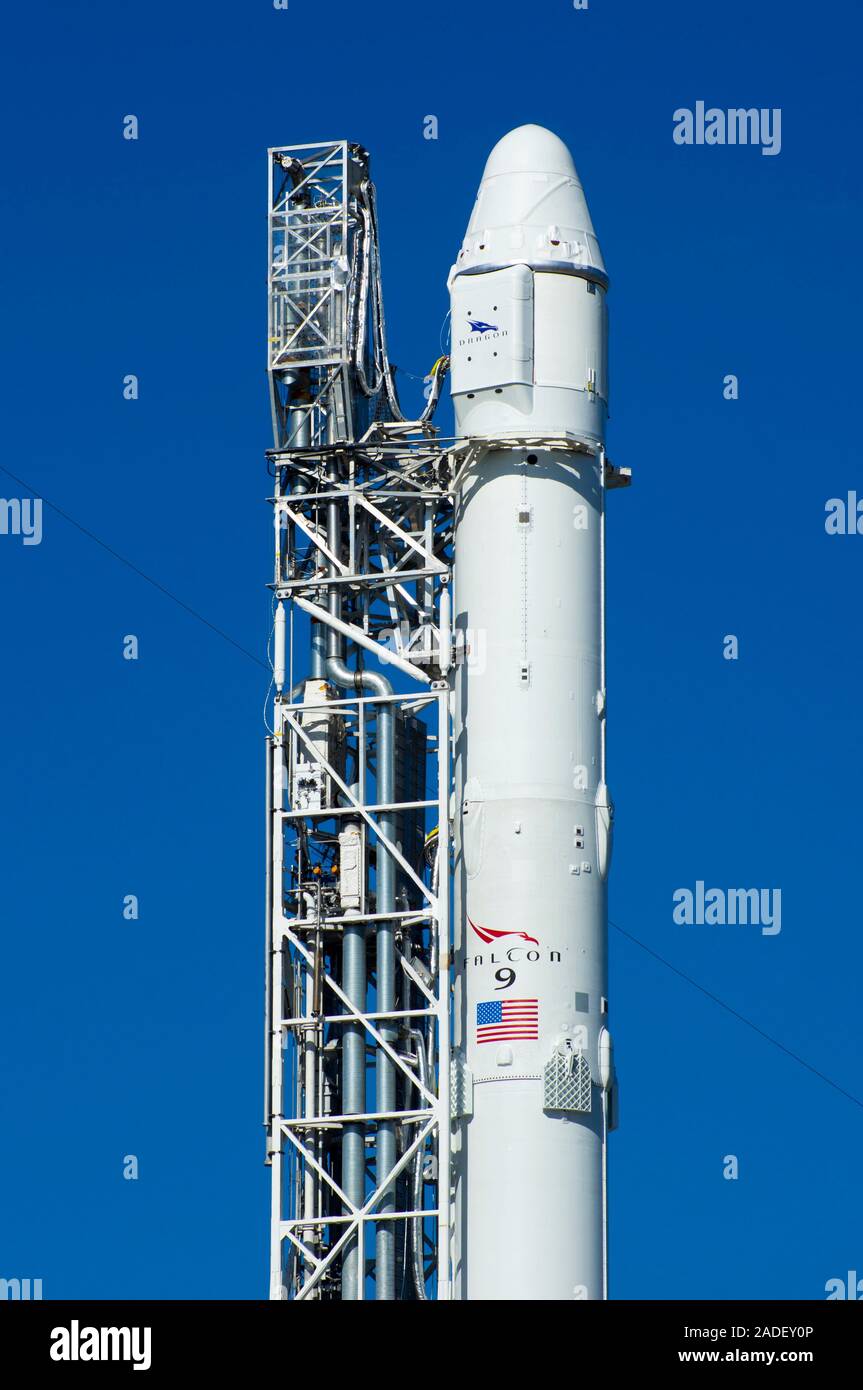 Eine SpaceX Falcon 9 Rakete auf der Startrampe in der Space Launch ...