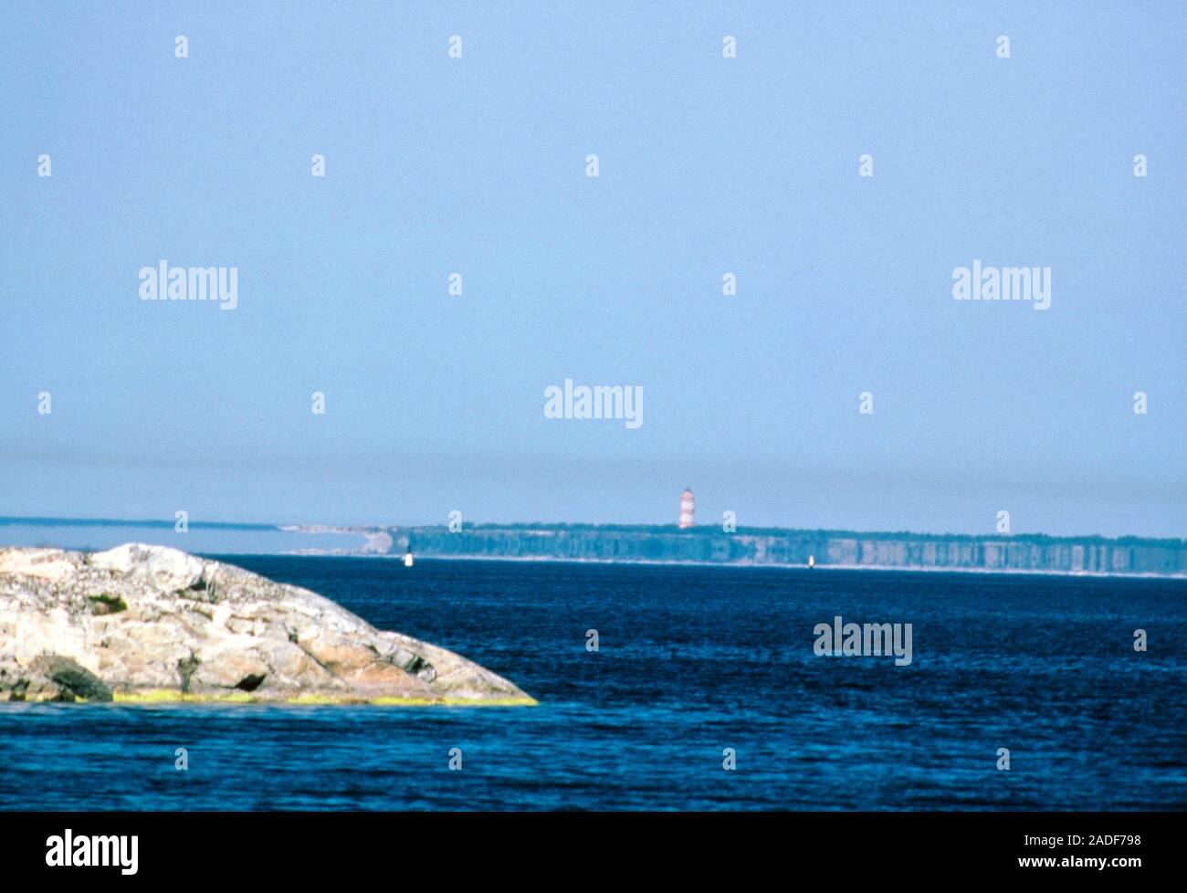 Mirage. Bild von dem Trugbild einer Insel. Die Insel ist im Hintergrund ...