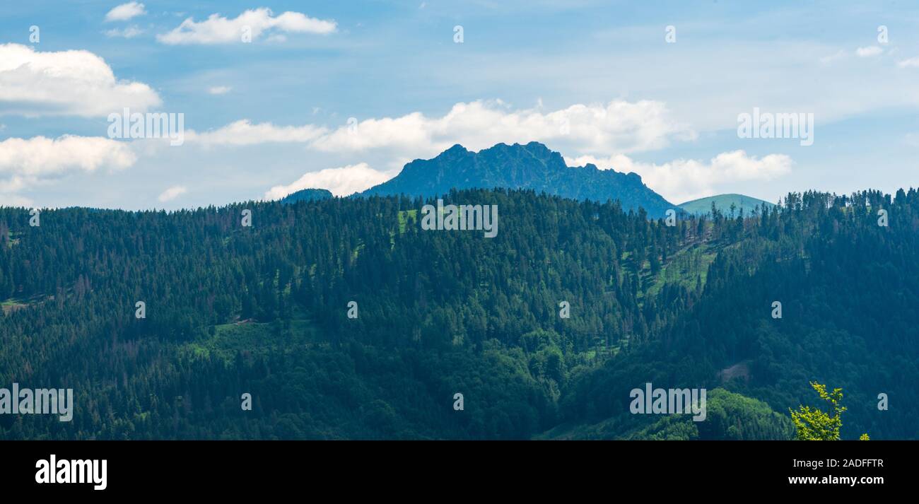 Unterer Pupov-Bergrücken in den Kysucka vrchovina-Bergen mit höheren ...