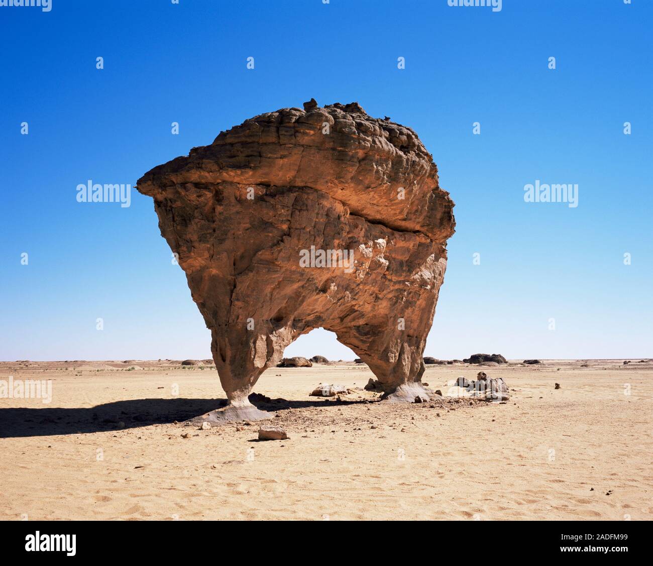 Erodiert Sandstein Spalte in einer Wüste. Wind die Intensität steigt ...