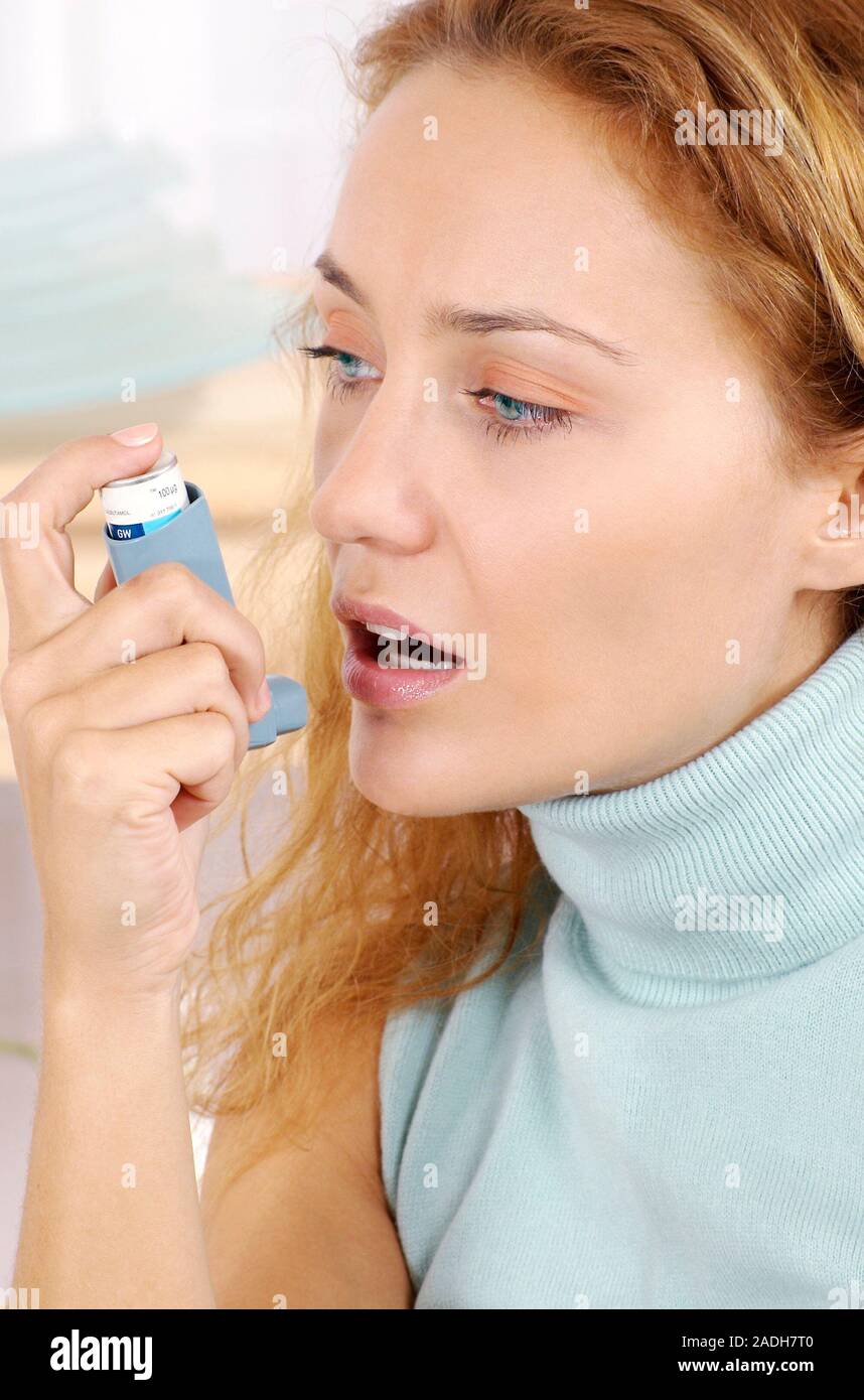Frau mit einem Inhalator einen Asthmaanfall zu behandeln. Der Inhaler ...