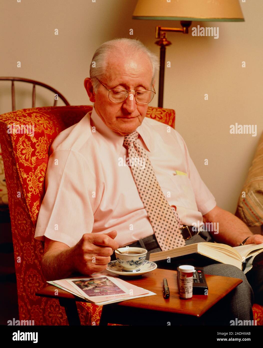 Verschreibungspflichtige Medikamente. Ältere Mann erregt seine Tasse ...