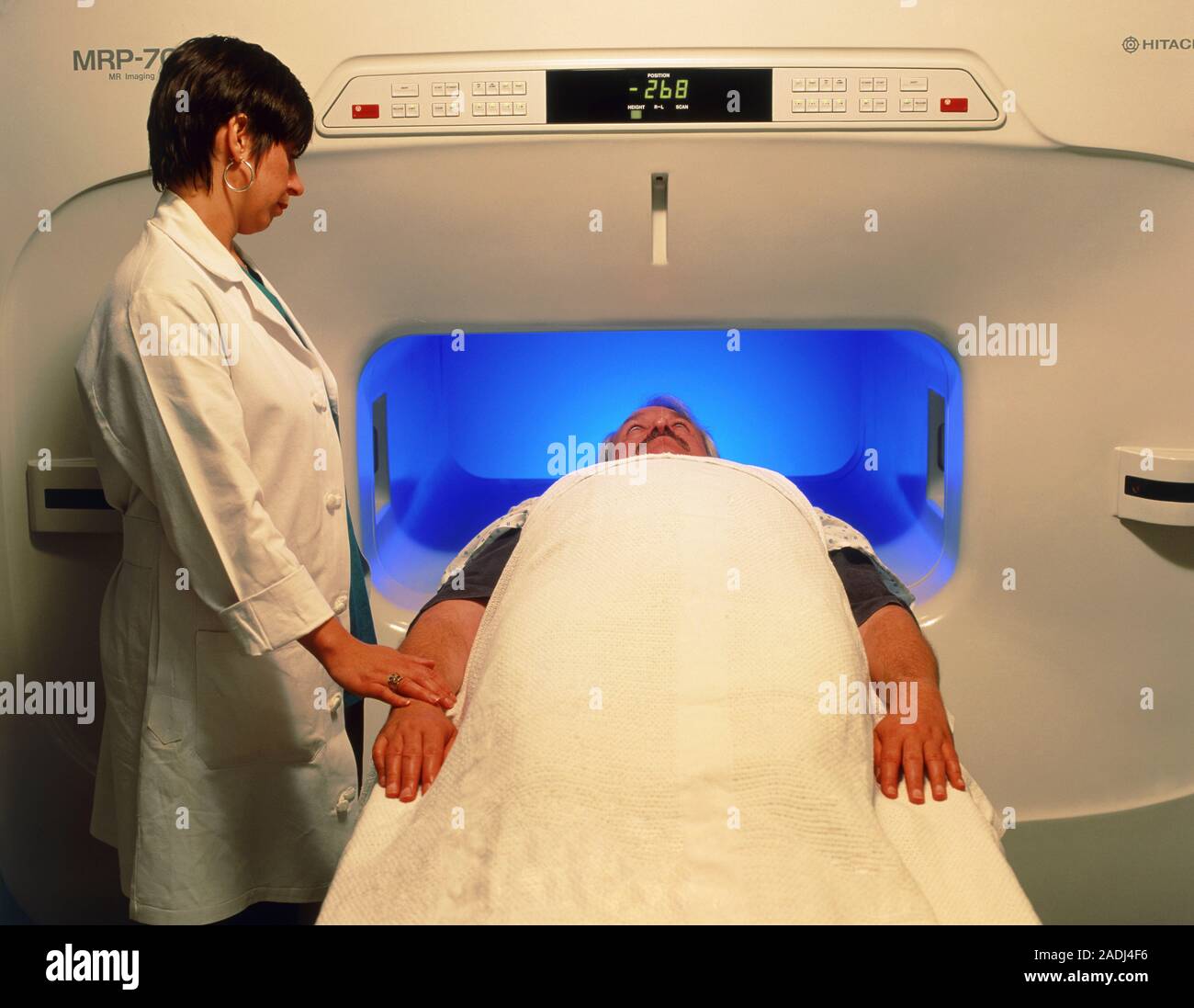 Mrt-Scan. Das Liegen auf dem Rücken, ein Mann betritt die extra breite ...