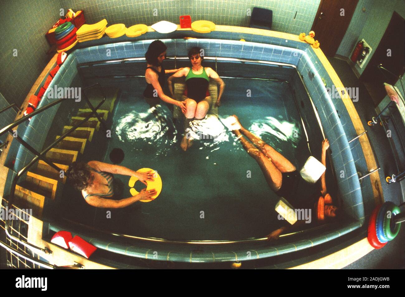 Hydrotherapie. Fish-eye Objektiv Ansicht der Patienten in einem ...