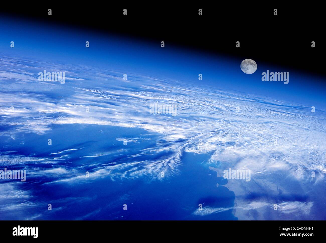 Mond über Horizont der Erde, zusammengesetzte Bild. Der blaue Dunst der ...
